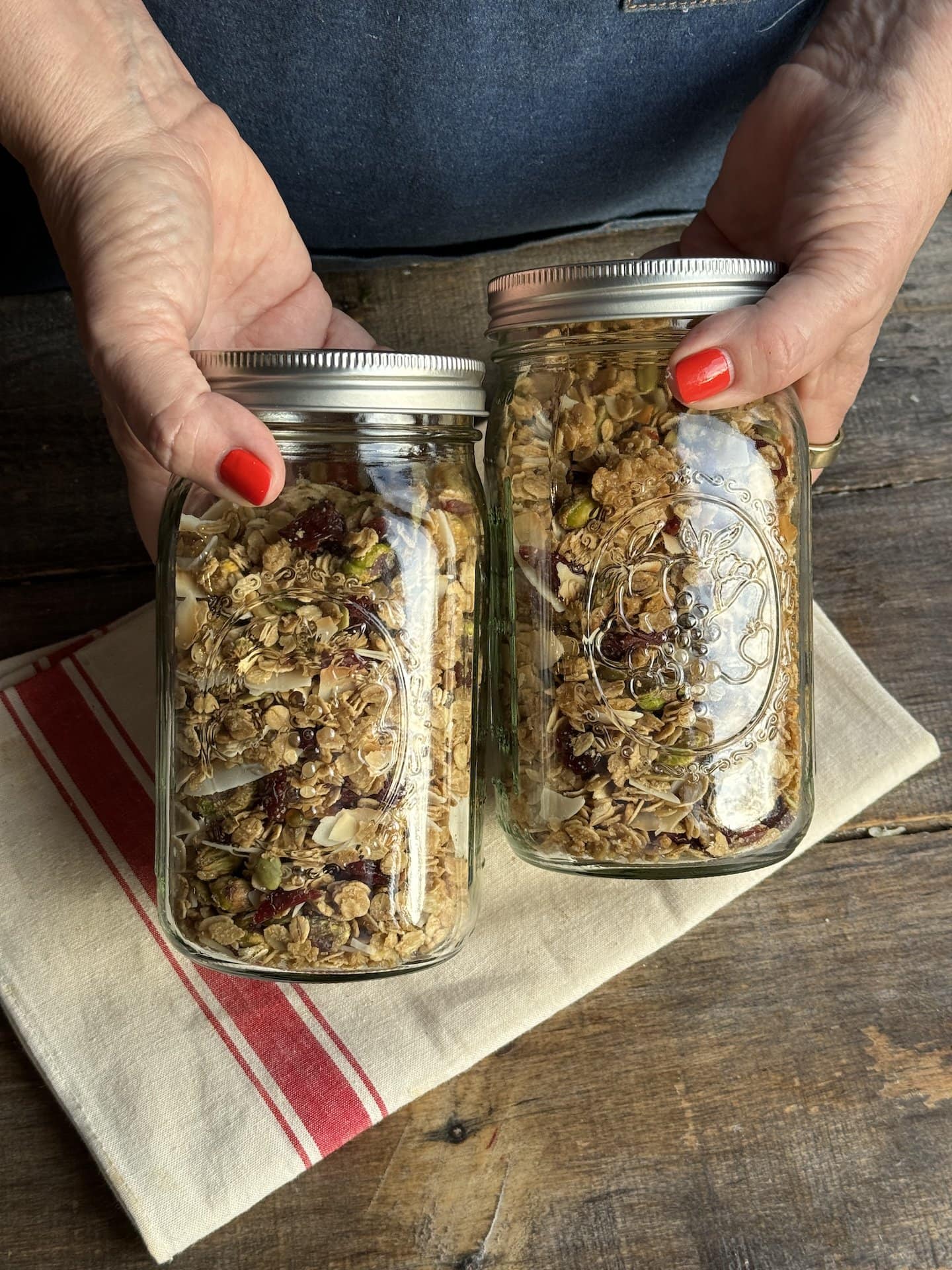 Homemade Granola: A Gift from the Kitchen - nocrumbsleft